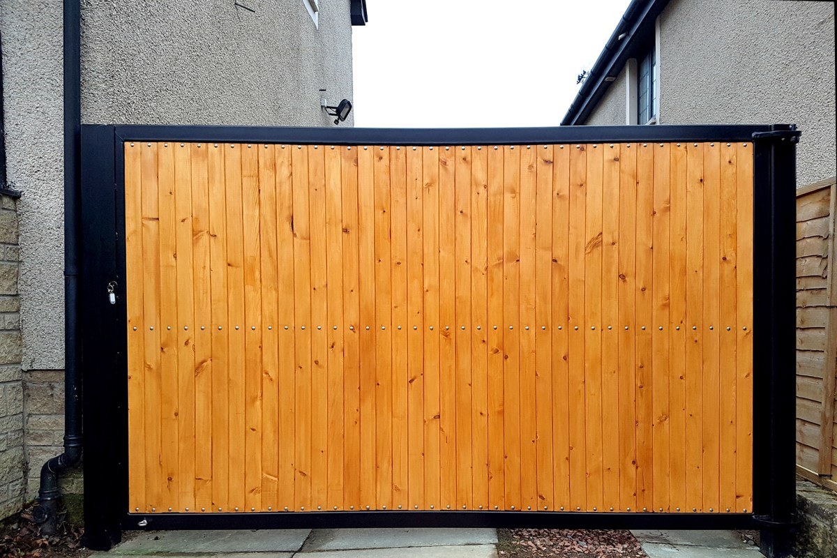 Single leaf driveway gate with steel frame and timber cladding – Andrew ...
